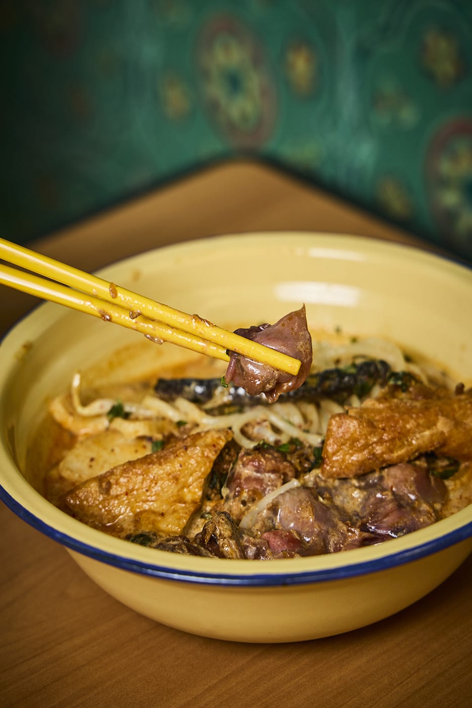 Sim Lim Eatery Sells Laksa Cooked With Earthworms, Boss Claims It ...