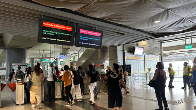 陆交局和SMRT连夜检查第一代列车 再投入使用 - 8world