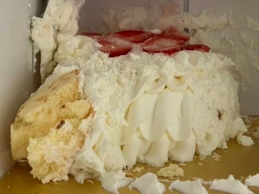 Japan's Takashimaya apologises for collapsed Christmas cakes - TODAY