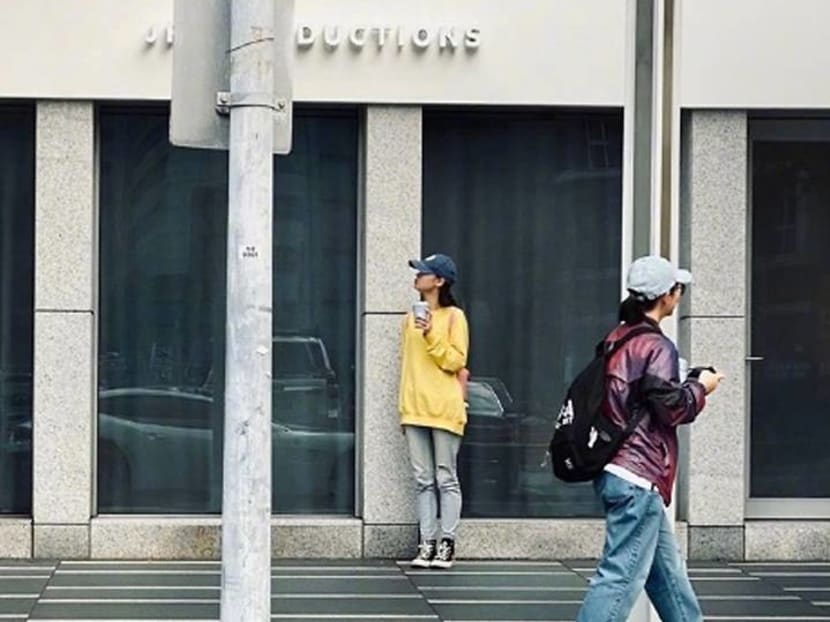 JJ Lin Posts Photo Of Fan Outside His Office; Makes The Internet Green ...