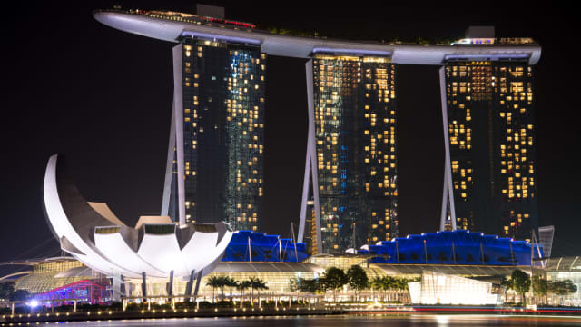 滨海湾金沙酒店坠楼事件 63岁男子身亡 - 8world