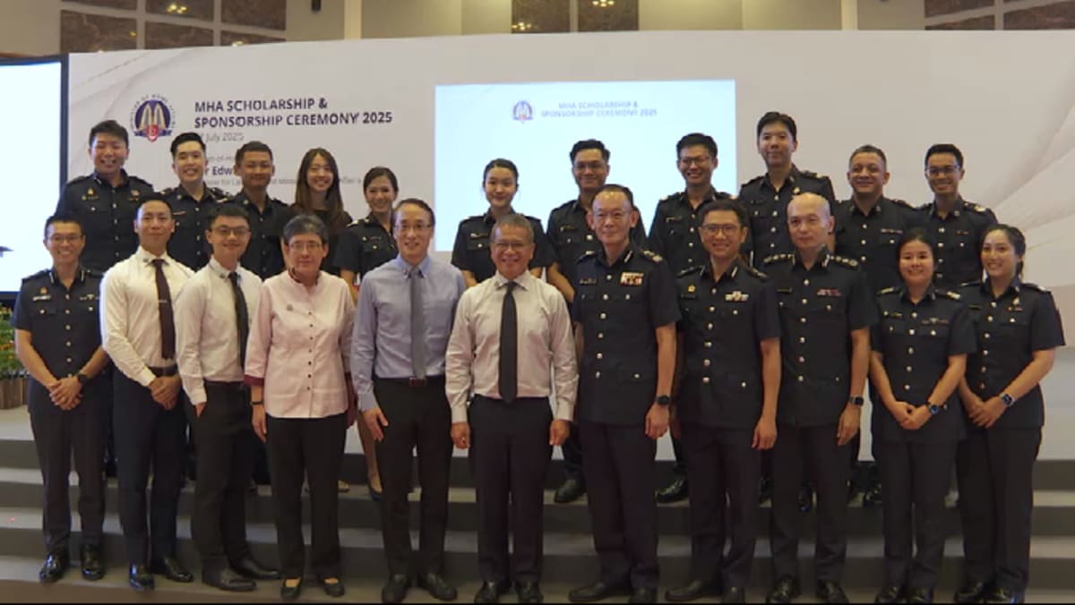 128 pegawai Home Team terima biasiswa tingkat kemahiran - BERITA Mediacorp