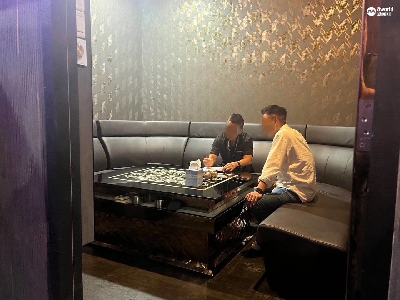 KTV陪酒女还脱衣？ 十名女郎被逮捕 - 8world