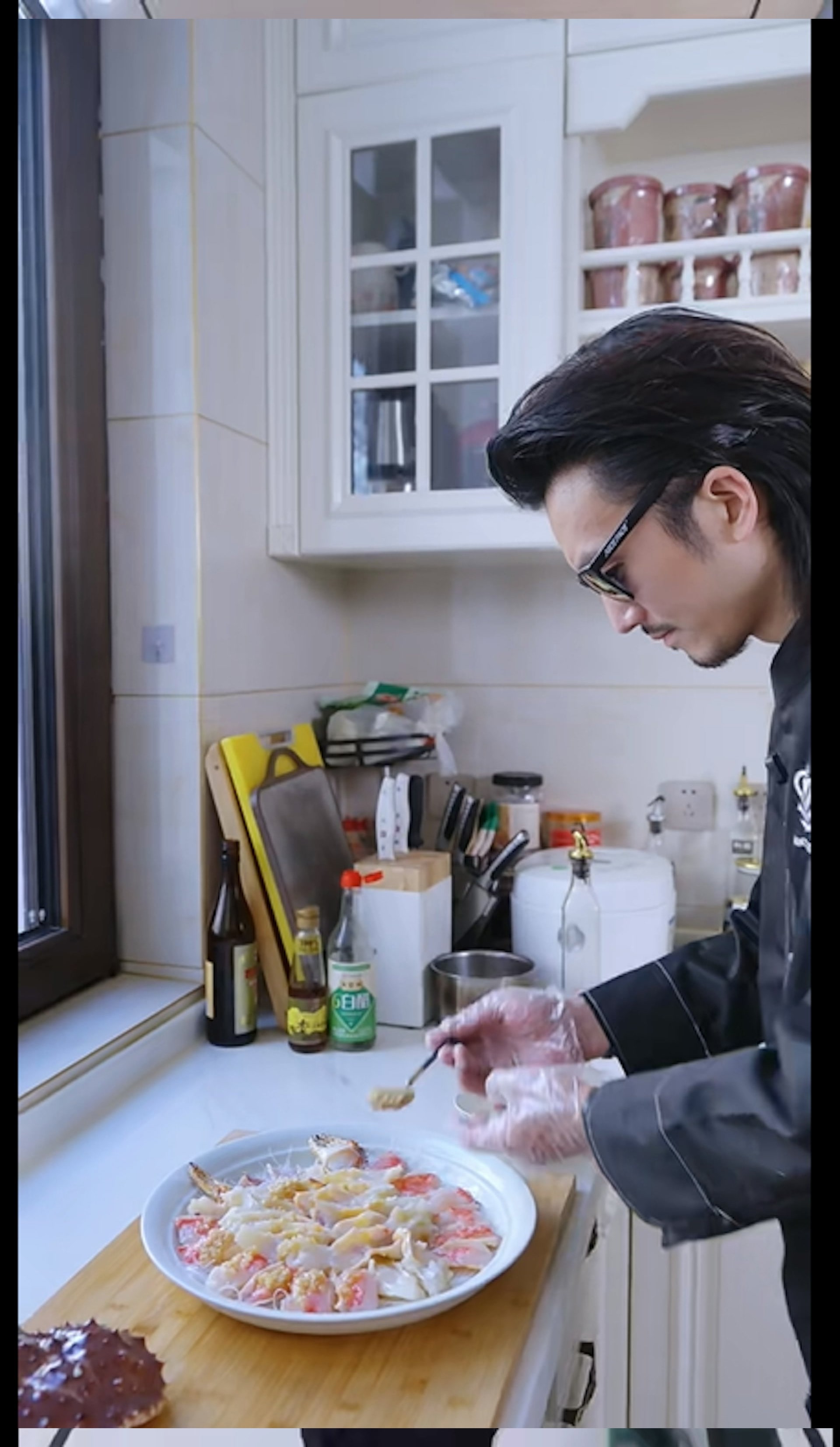 Nicholas Tse Impersonator Hosts ‘Chef Nic’ Home Banquets, Praised For ...