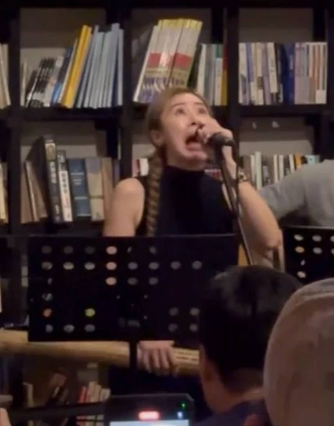 Taiwanese Singer Freaks Out Over Flying Cockroach During Performance ...