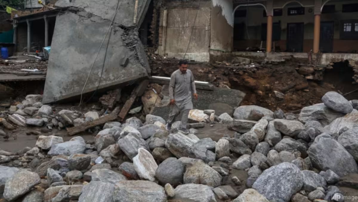 Penyelamat Pakistan bergelut tarik keluar mangsa, sedang hujan monsun ...