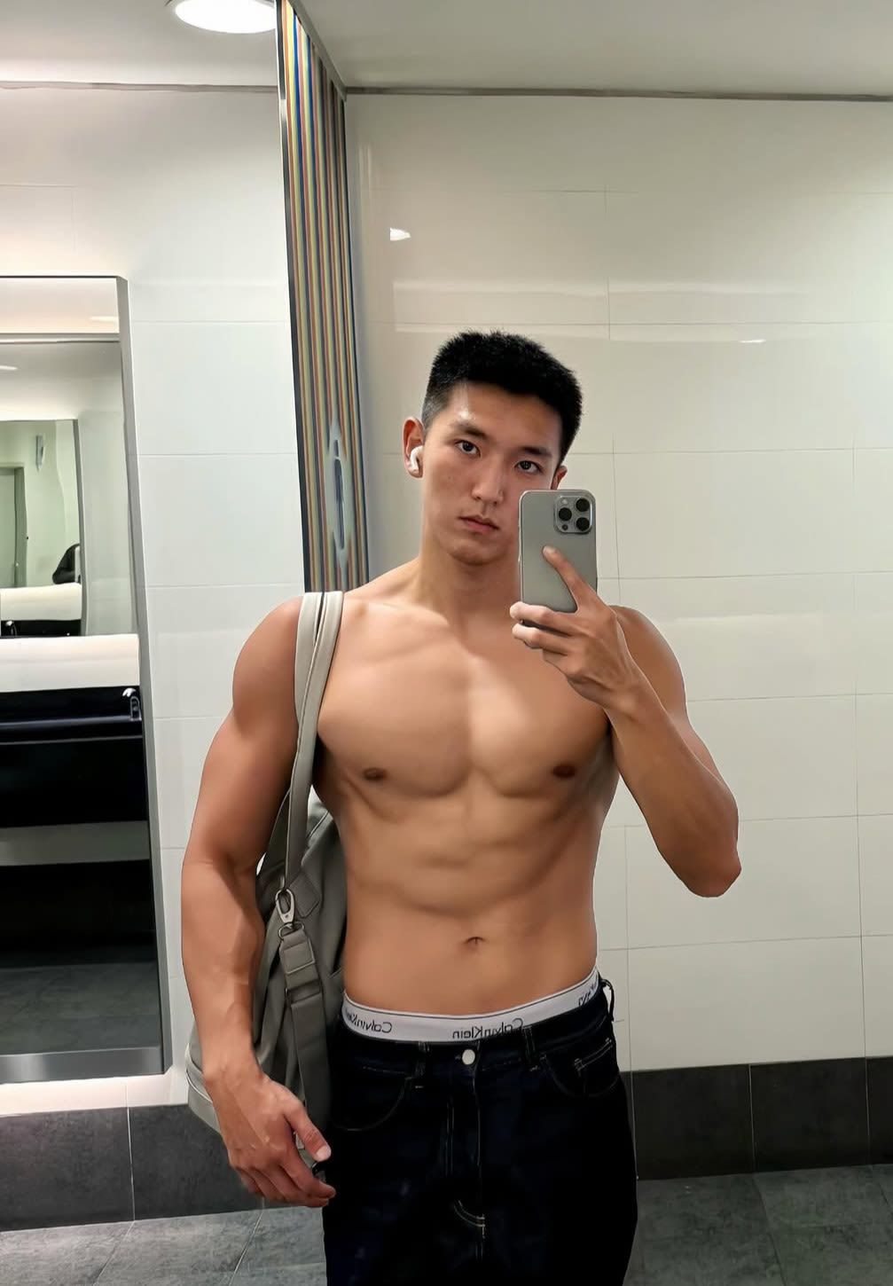Mediacorp Actor Zhai Siming Shows Off Hot Bod… & Speedo Tan Line On IG ...
