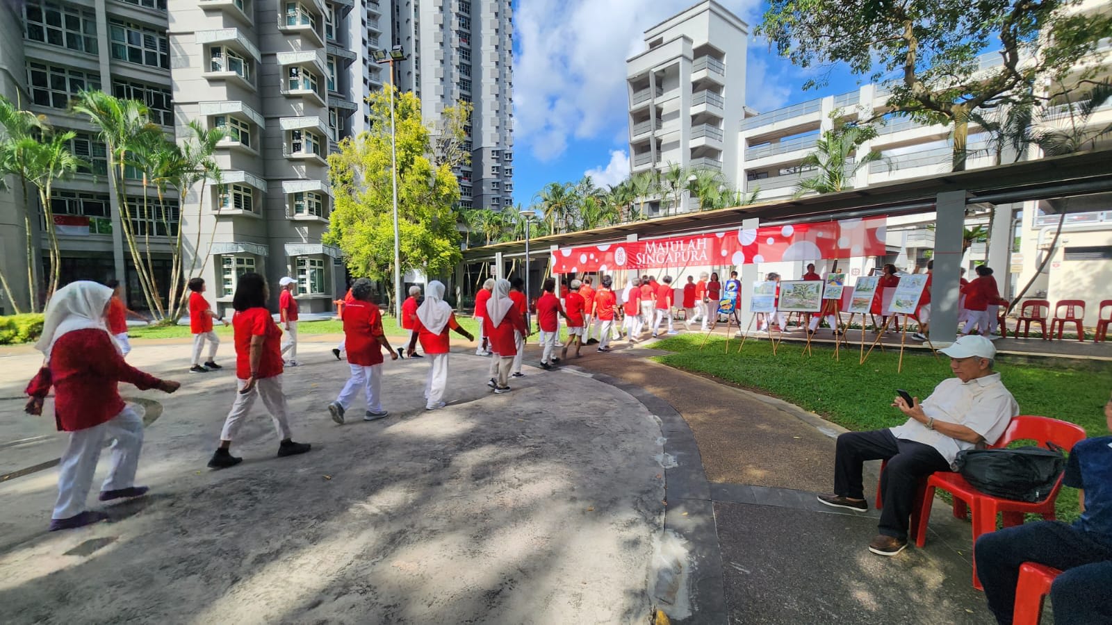 武吉甘柏居民欢庆60小时 以歌声花朵游戏向国家致敬 - 8world