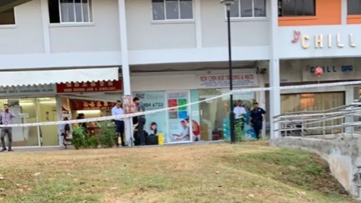 Suspek kes rompakan kedai emas Ang Mo Kio dibawa ke tempat kejadian ...