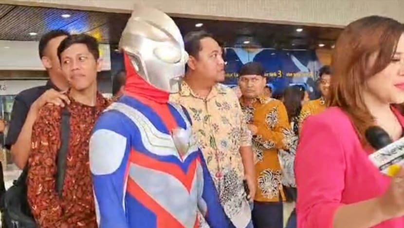 Viral 'Ultraman' dilantik jadi anggota DPR di Senayan, siapa sosok ...
