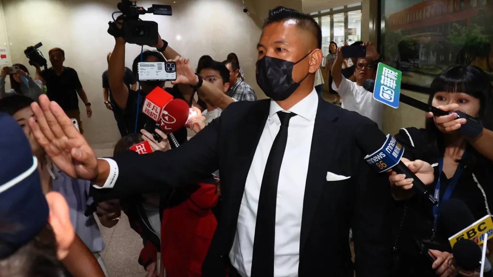 Blackie Chen Bows To Media While Standing In Pouring Rain - 8days