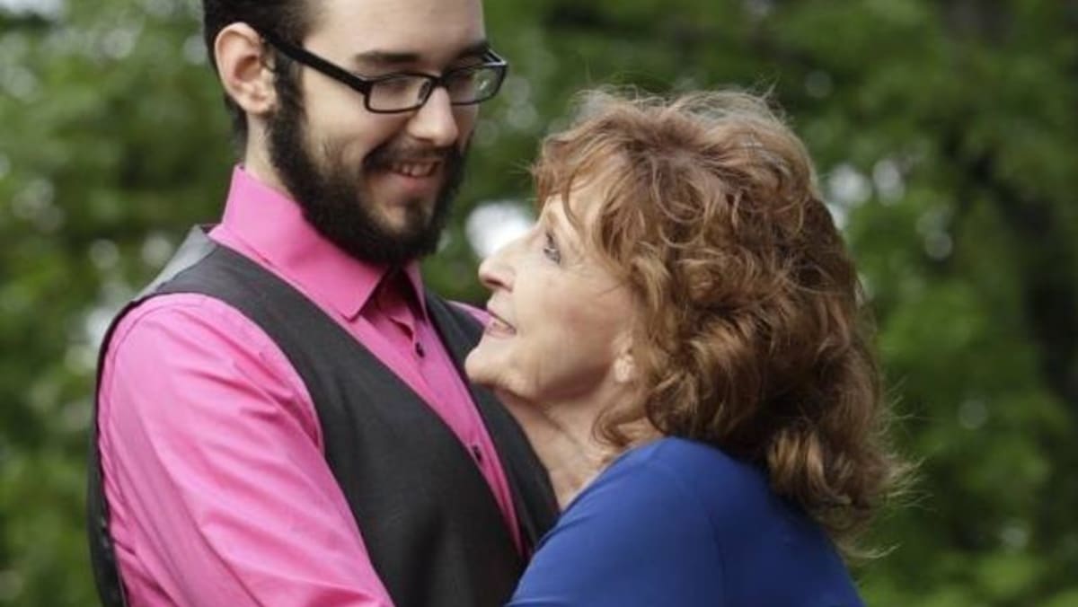 Nenek 71 tahun kahwin remaja 17 tahun selepas 3 minggu berpacaran ...