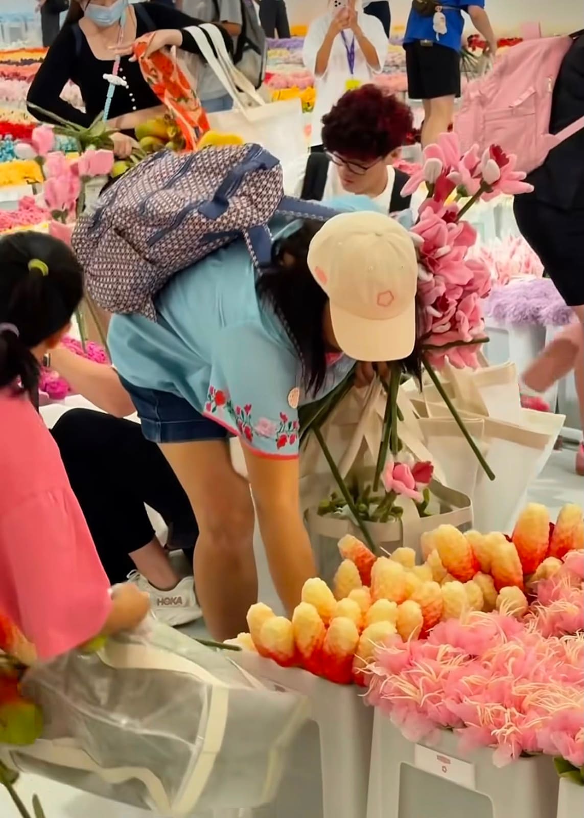 Why Were People Rushing To Grab Fake Flowers At This Exhibition At ...