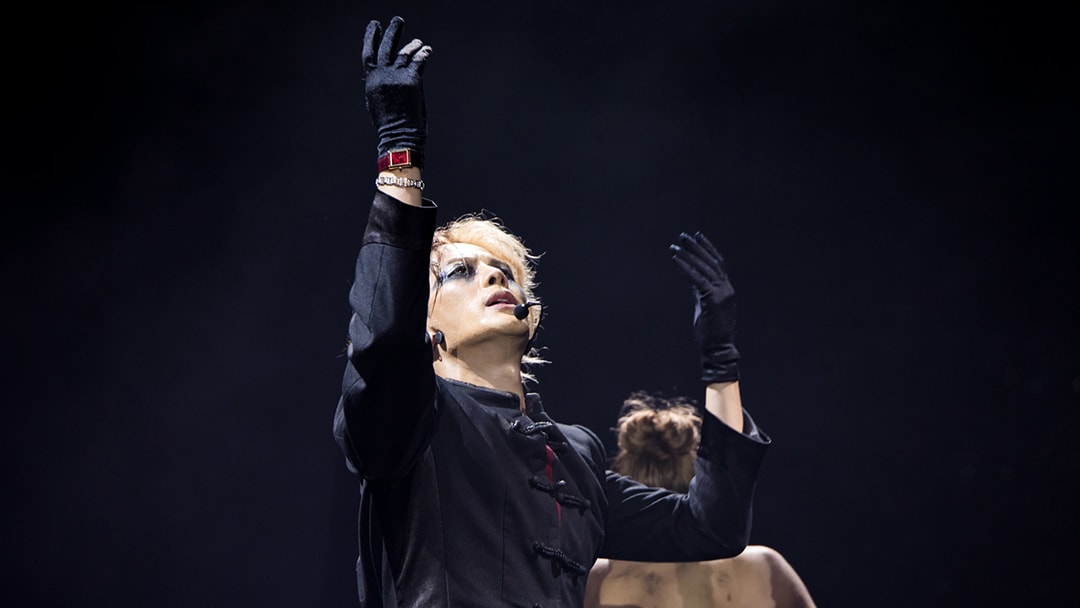 王嘉尔新加坡F1开唱 入乡随俗大喊“今晚的表演会很Kiasu！” - vibes by 8world