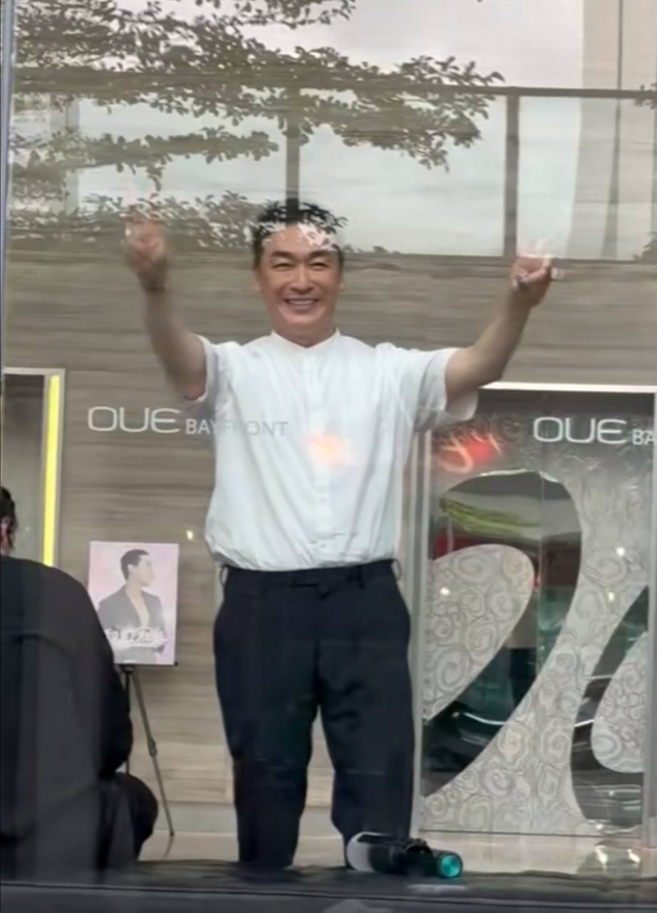 Young Ladies Squeal In Excitement After Seeing Ex-Mediacorp Actor ...