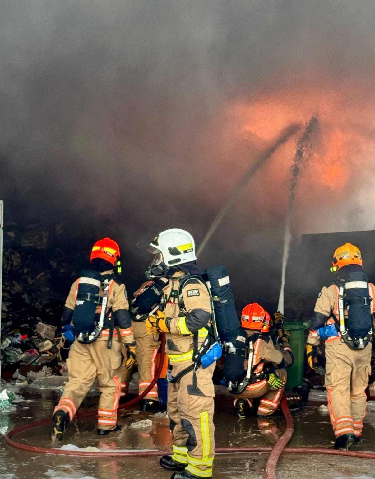 卡尔通道仓库清晨起火 无人受伤 - 8world