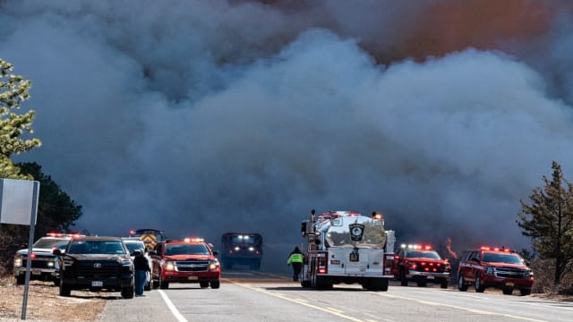 纽约长岛大火第二天 80%火势受控 - 8world