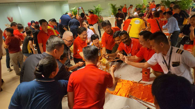 黄总理除夕日到樟宜机场 向约150名工友拜早年 - 8world