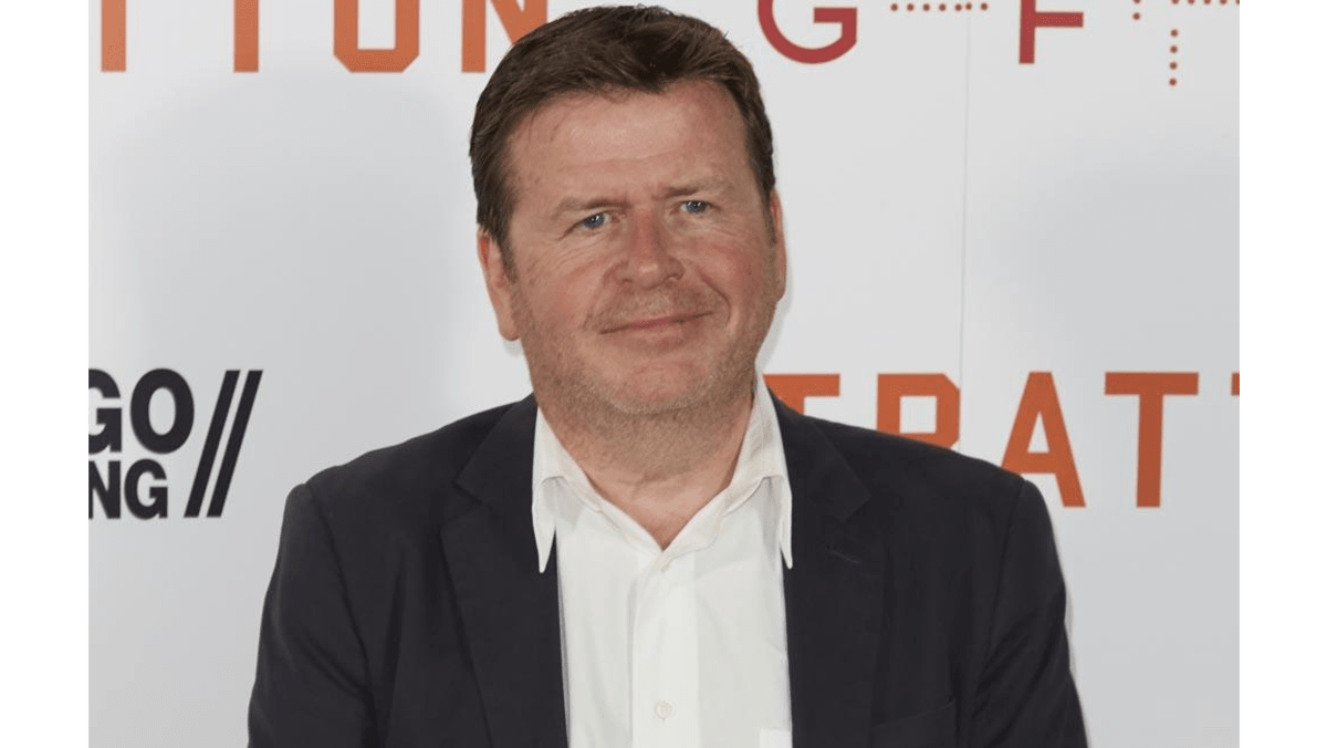 Simon West has Bond ambition - 8days
