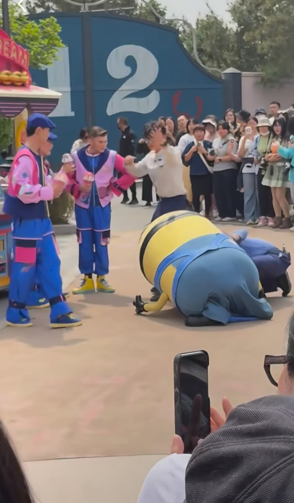 Minion Performer Falls Over At Universal Studios Beijing; Unable To Get ...