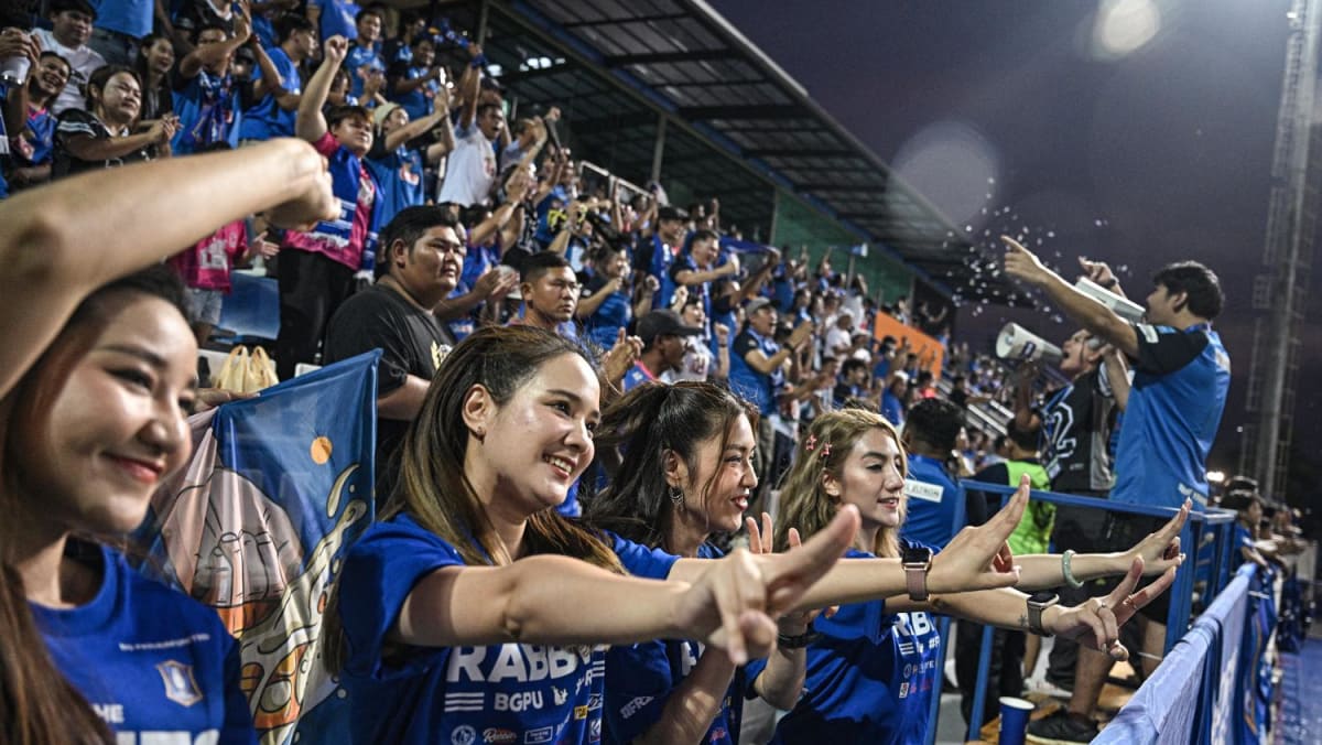 'Rabbit Girls': Thai football's last female promoters - TODAY