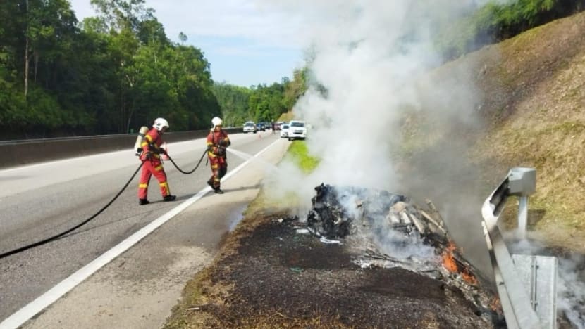 Pemandu Lamborghini maut, seorang penumpangnya cedera selepas kereta terbabas dan terbakar di KM ...