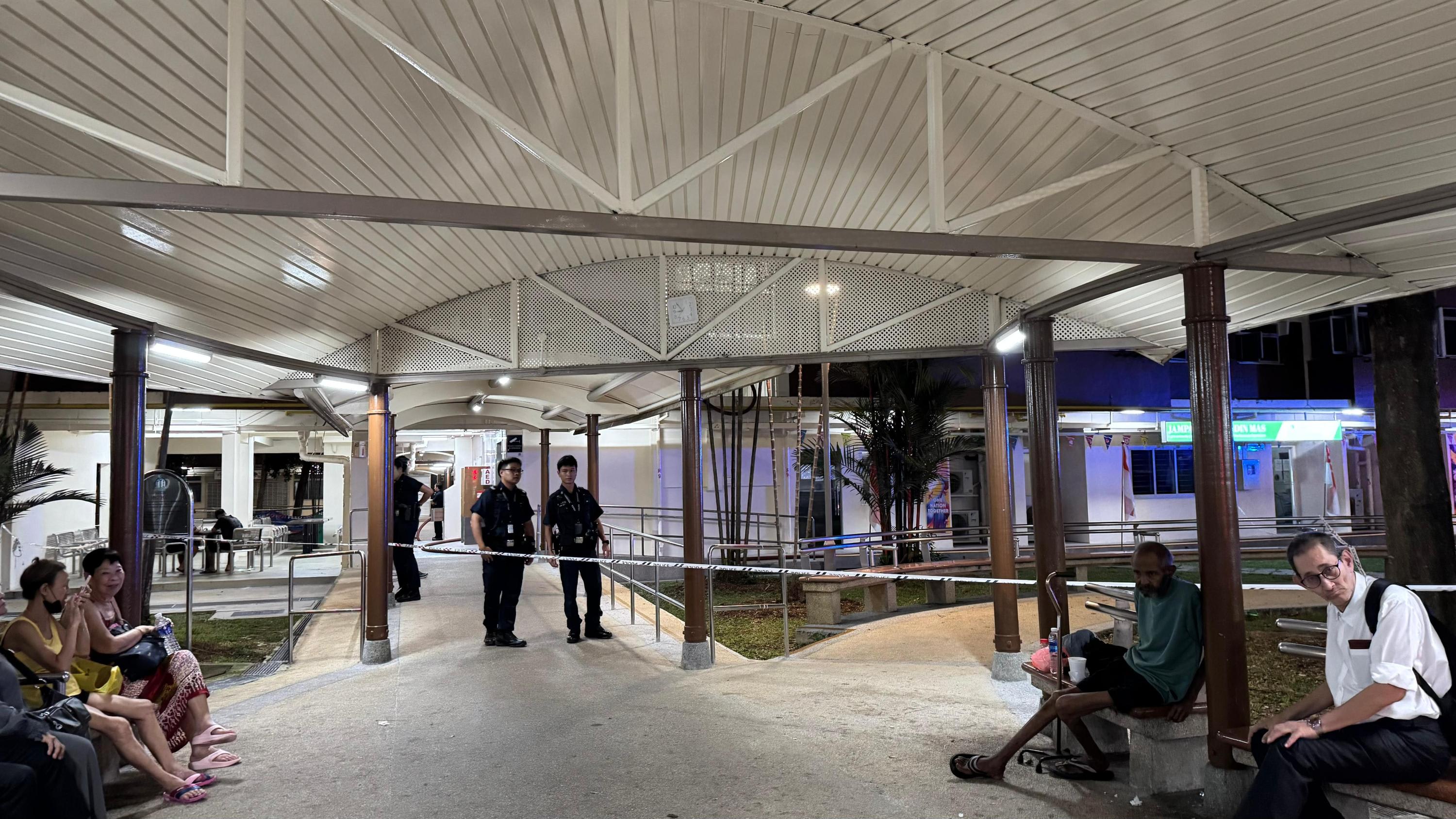 惹兰红山致命火患 居民：女死者伸手出窗外求救 - 8world