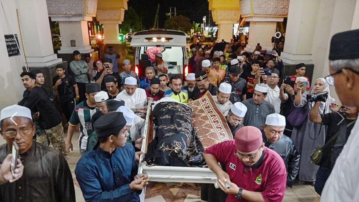 Nahas bas di Perak: 13 jenazah pelajar UPSI tiba di Terengganu - BERITA Mediacorp