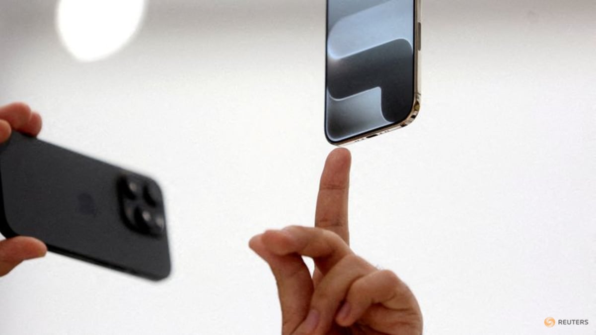 Apple to use Google's AI model to run new Siri, Bloomberg News reports ...