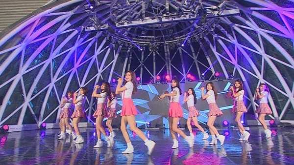 I.O.I Surprises Fans with a Guerrilla Concert on ′Taxi′ - 8days