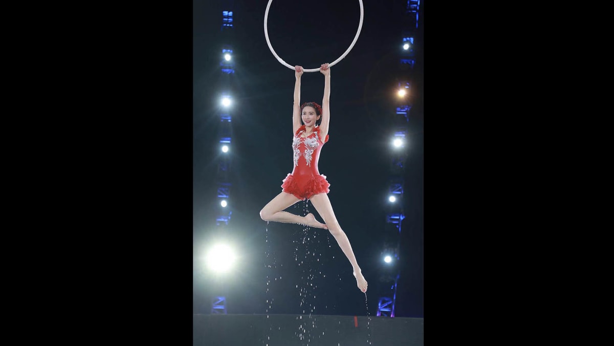 Lin Chi-ling stuns with televised water ballet performance - 8days