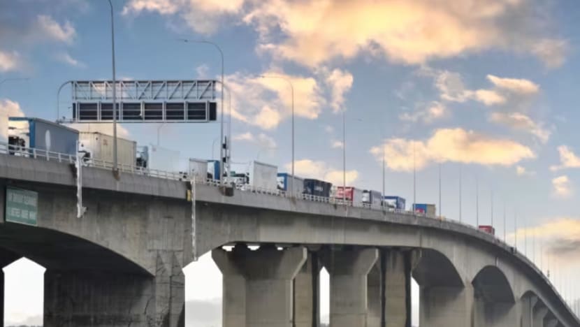 Amaran aktiviti air dekat Linkedua Tuas selepas tangki kimia jatuh ke ...