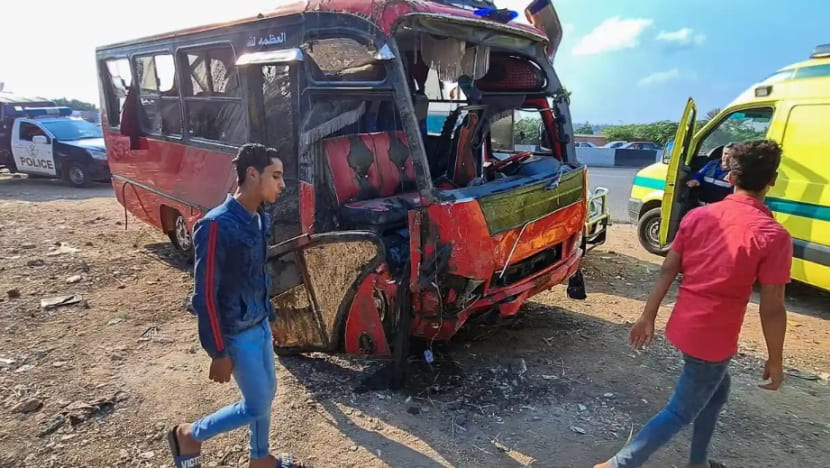 20 maut bas mini terjunam ke dalam terusan di Mesir - BERITA Mediacorp