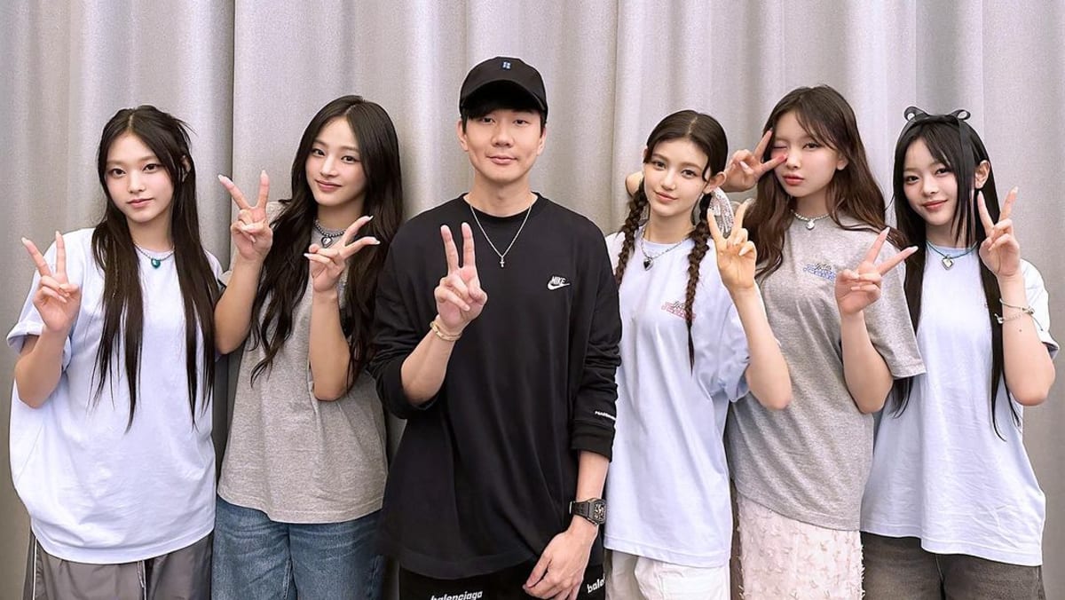 JJ Lin visits Hybe's HQ in South Korea, takes photos with NewJeans and ...