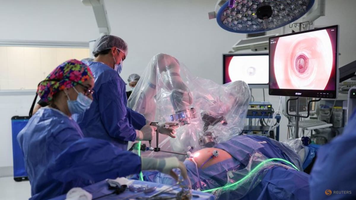 AI-guided cameras make solo surgery possible in step towards surgical ...