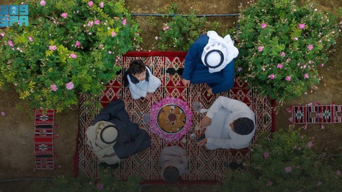 Para pengunjung ke Taif berbuka puasa di ladang bunga mawar - BERITA ...