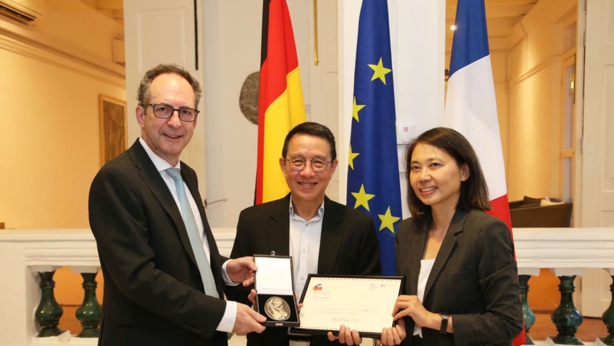 Activist Alex Au first S'porean to win Franco-German human rights prize ...