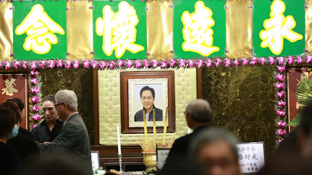 “最帅展昭”甄志强设灵，圈中好友江美仪、吕颂贤、任达华等送花牌悼念 - vibes by 8world