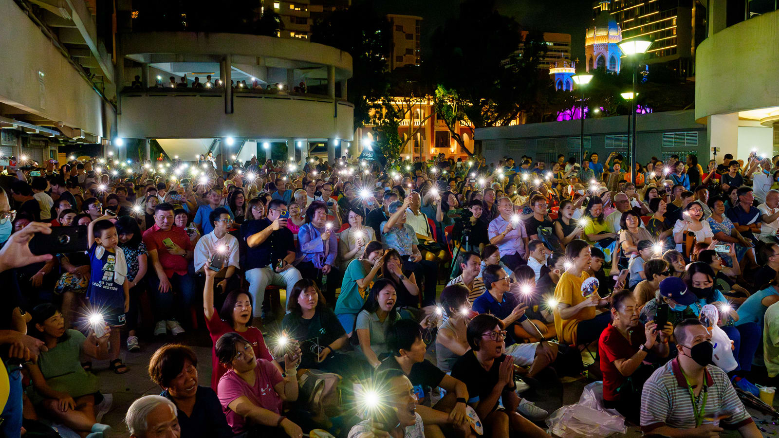 逾2000人“回到老地方”百胜楼 热唱新谣3小时 - vibes by 8world