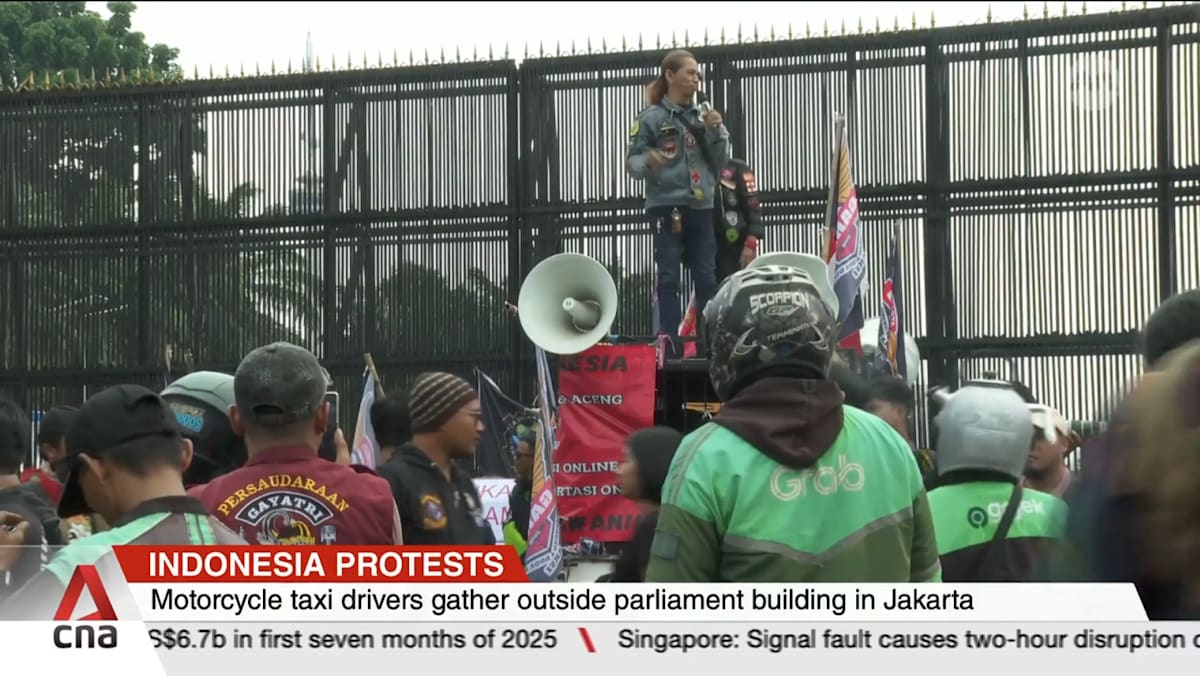 Indonesian drivers gather outside parliament to demand stronger ...