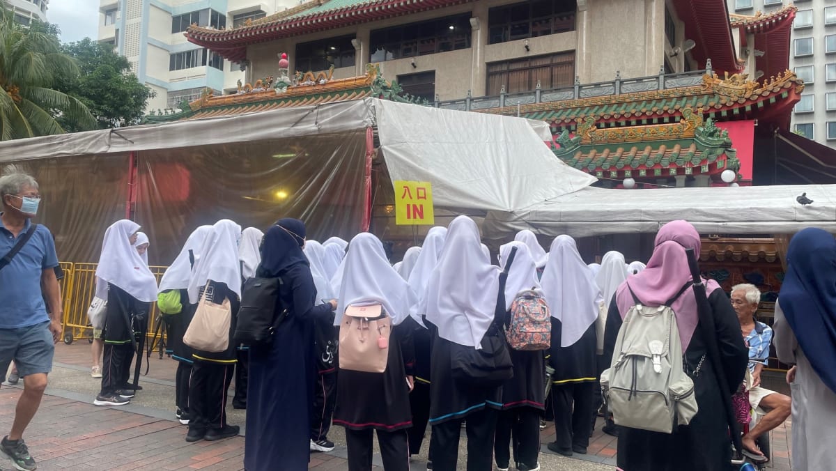 Para pelajar Madrasah Al-Ma'arif Al-Islamiah keluar bilik darjah ...