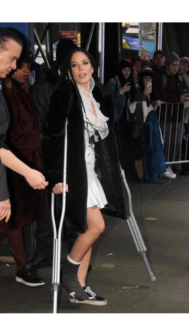 Halsey breaks her foot - 8days