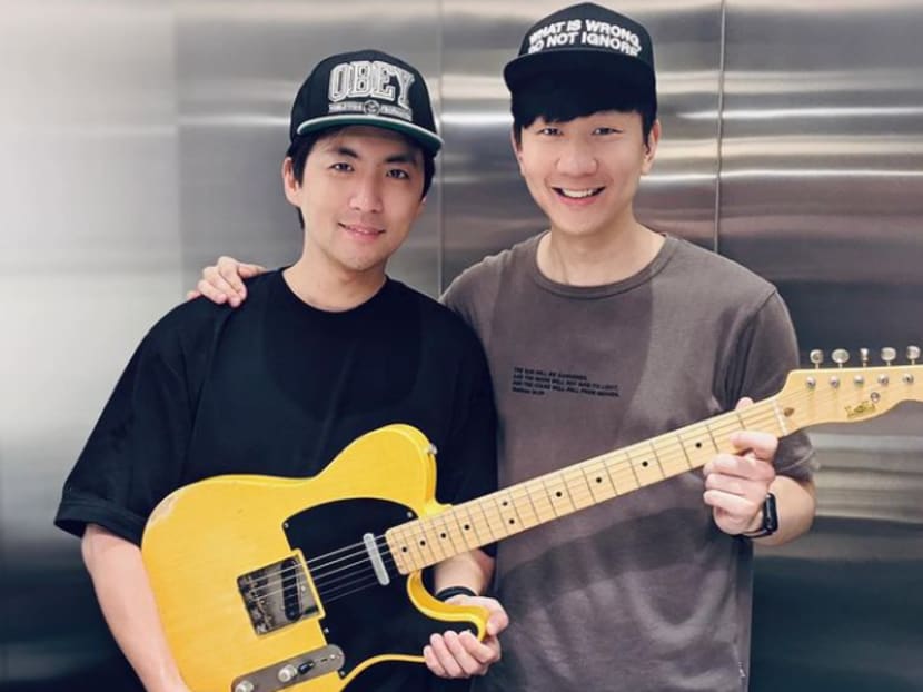 Watch JJ Lin surprise singer Hong Junyang with a guitar for his ...