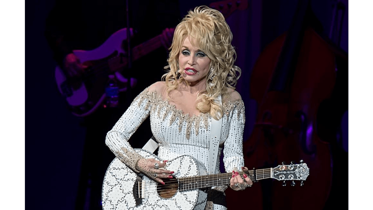 Dolly Parton: My mother sewed my toes back on - 8days