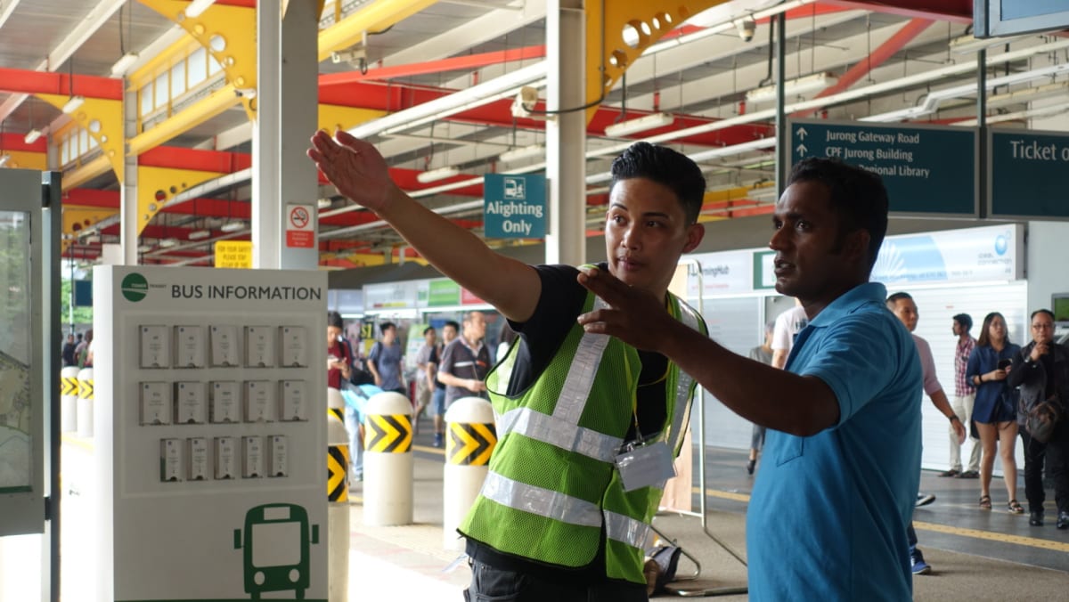Part-timers, mostly students, help guide commuters during full MRT ...