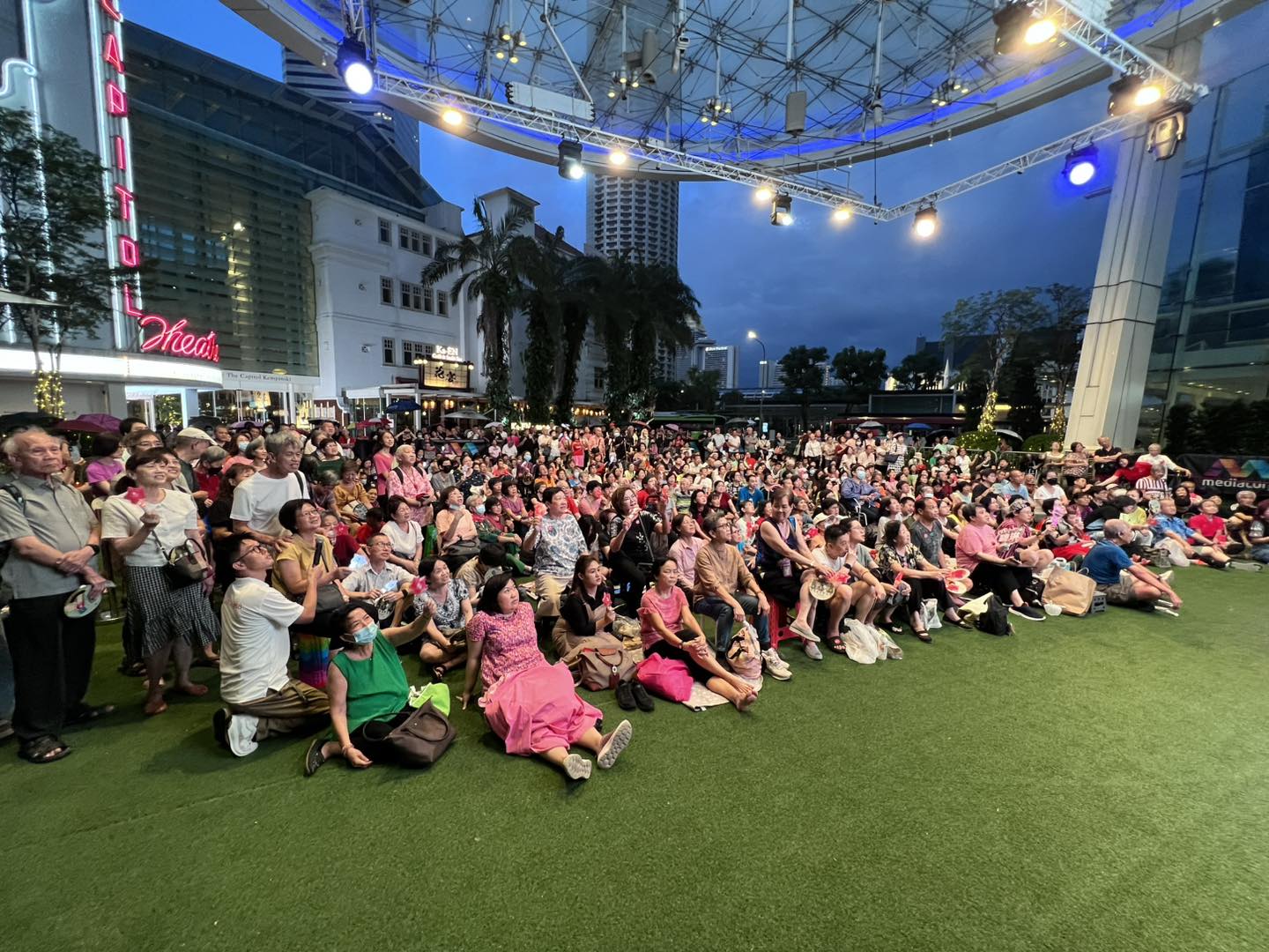 《CAPITAL 958 唱FUN天》走出户外 DJ月下高歌，听众送礼创意满分！ - vibes by 8world