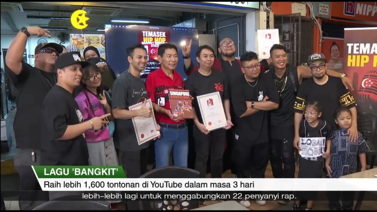 Liputan Wartawan | Lagu Bangkit - 22 penyanyi rap Melayu bergabung untuk cipta sejarah Buku ...