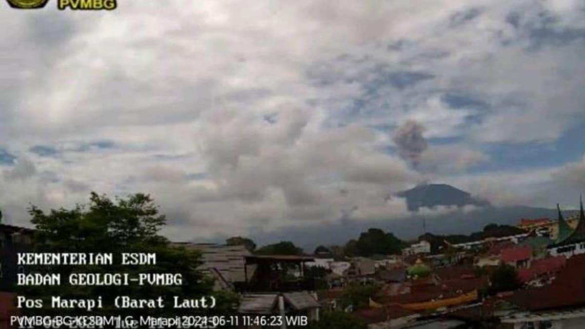 Kembali meletus, Gunung Marapi semburkan abu vulkanik setinggi 1 km ...