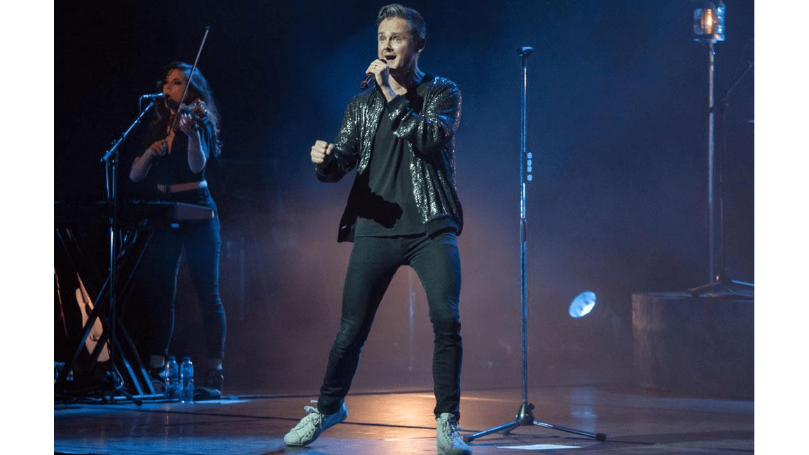Tom Chaplin's heartfelt tribute to family at London gig - 8days