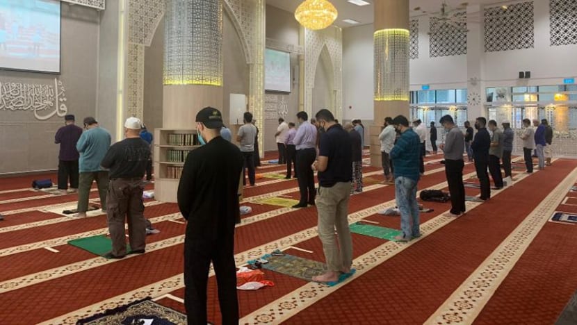 65 masjid adakan solat Aidiladha; 3 sesi di 45 masjid, 2 sesi di 20 ...